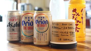 Diversas latas e garrafas de bebidas sobre uma mesa.
