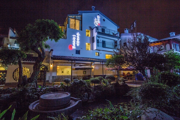 Fachada do alojamento (tarde/noite)