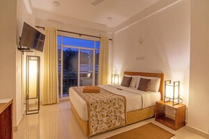 Roupas de cama premium, escrivaninha, cortinas blackout