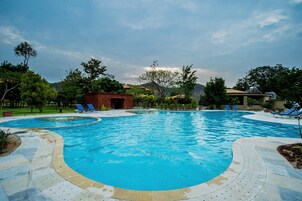2 piscinas externas