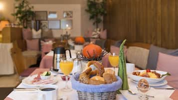 Café da manhã com buffet grátis todos os dias