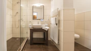 Quarto casal conforto | Banheiro | Chuveiro, produtos de toalete grátis, secador de cabelo