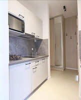 Suíte estúdio clássica, 1 cama de casal | Cozinha americana privada | Geladeira, micro-ondas, cooktop, chaleira elétrica