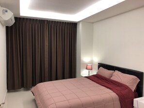 1-Bedroom Condo | 1 quarto, cortinas/cortinados opacos, Wi-fi grátis 