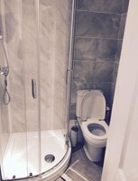 Chuveiro, produtos de toalete grátis, toalhas de banho 