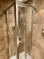 Quarto solteiro | Banheiro | Chuveiro, produtos de toalete grátis, secador de cabelo 