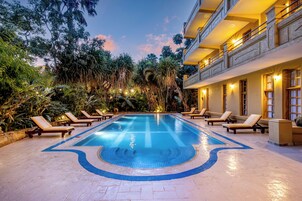 Piscina externa, funciona das 7h às 19h, guarda-sóis, espreguiçadeiras