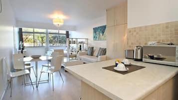 Geladeira, micro-ondas, fogão, cooktop