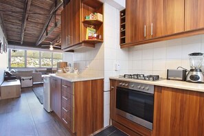Um frigorífico, um micro-ondas, um forno, uma placa de cozinha 