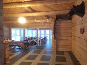 Pequenos-almoços e jantares servidos