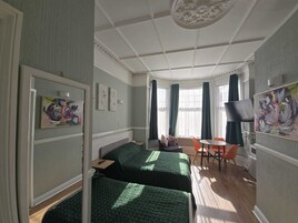 Quarto família, várias camas | Cofres nos quartos, individualmente decorados