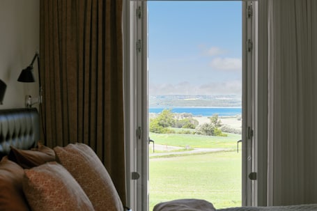 Orange Deluxe Suite | Lençóis de algodão egípcio, roupa de alta qualidade, edredões de penas . Basballegaard Bed & Breakfast