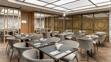 Café da manhã com buffet todos os dias (EUR 20.95 por pessoa)