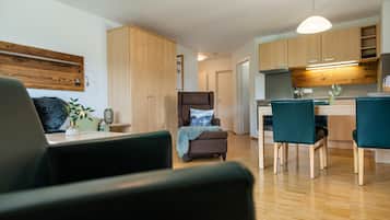 Apartment. Lake. Side | Sala de estar | TV de ecrã plano