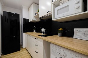 Apartamento (max 8  person) | Cozinha privada | Um frigorífico, um micro-ondas, uma placa de cozinha 