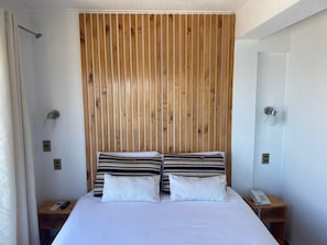 Quarto casal, 1 cama de casal, sacada | Wi-Fi de cortesia, roupa de cama