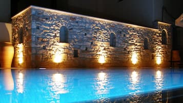 Piscina externa sazonal, guarda-sóis, espreguiçadeiras