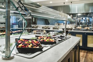 Pequeno-almoço tipo buffet aos fins de semana (29.99 USD por pessoa)