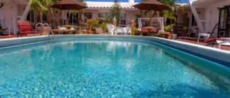 Piscina externa, funciona das 6h às 18h, guarda-sóis