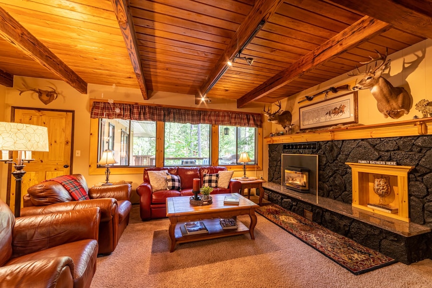 Hot Tub, Sauna, Large Open Great Room, Spacious Kitchen, Pet Friendly, Trails. - Glacier, WA