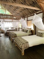 Cabana de Madeira Familiar, várias camas, casa de banho privativa, vista para o mar | Edredões de penas, cofre no quarto, secretária, roupa de cama fornecida