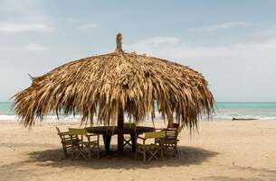 Na praia, praia de areia branca, toldos de praia gratuitos
