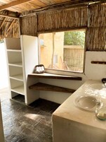 Um polibã, um chuveiro fixo, toalhas fornecidas 