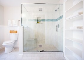 Quarto Deluxe, 1 cama king-size | Casa de banho | Um polibã, artigos de higiene pessoal grátis, um secador de cabelo