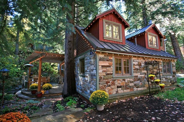Storybook Stone Cottage, Short Walk to Resort, Hot Tub, Fireplace ...