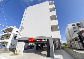Um edifício moderno com uma entrada imponente identificada como 