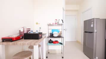 Apartamento, 2 quartos | Kitchenette privada | Um frigorífico/congelador grande, uma placa de cozinha