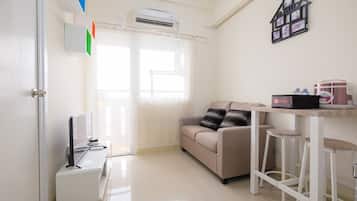 Apartamento, 2 quartos | Sala de estar | Televisor LCD
