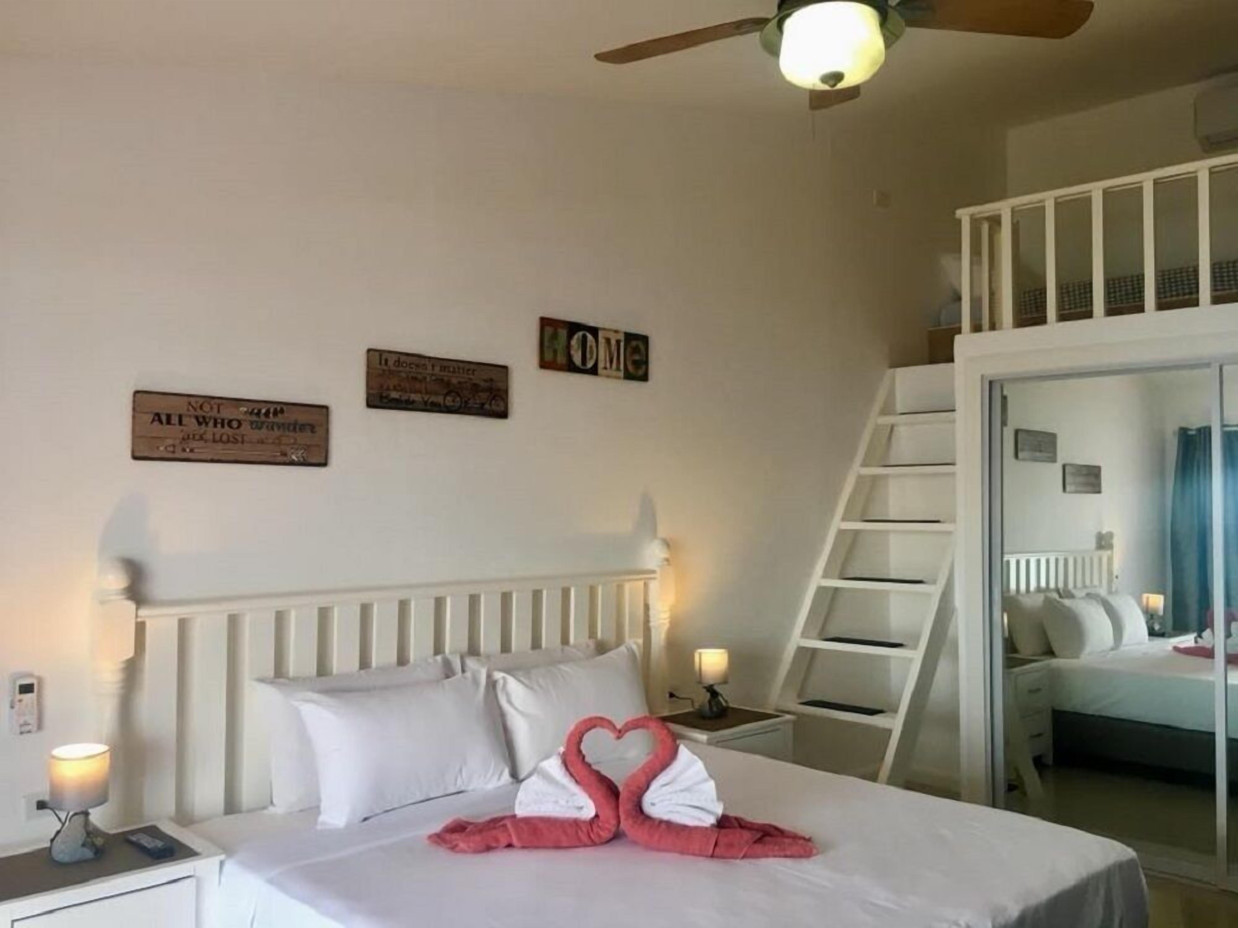 Suite-Estúdio Executiva, 1 cama king-size, não fumadores, vista para a piscina | Cofre no quarto, com decoração personalizada 