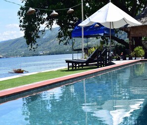 Piscina exterior, toldos gratuitos, guarda-sóis 