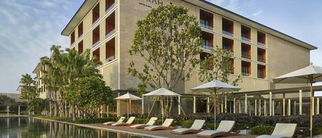 Piscina exterior sazonal, guarda-sóis