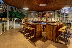 Bar à beira da piscina