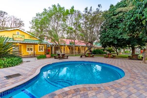 Piscina externa, espreguiçadeiras