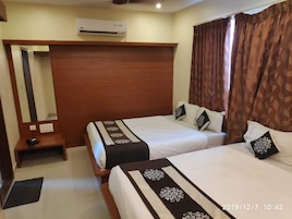 Quarto Quádruplo Familiar, acessível, fumadores | Sala | TV de ecrã plano 