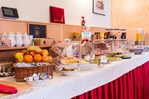 Pequeno-almoço completo diário mediante uma taxa 