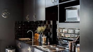 Estúdio, 1 quarto | Cozinha privada | Um frigorífico, um micro-ondas, um forno, uma placa de cozinha