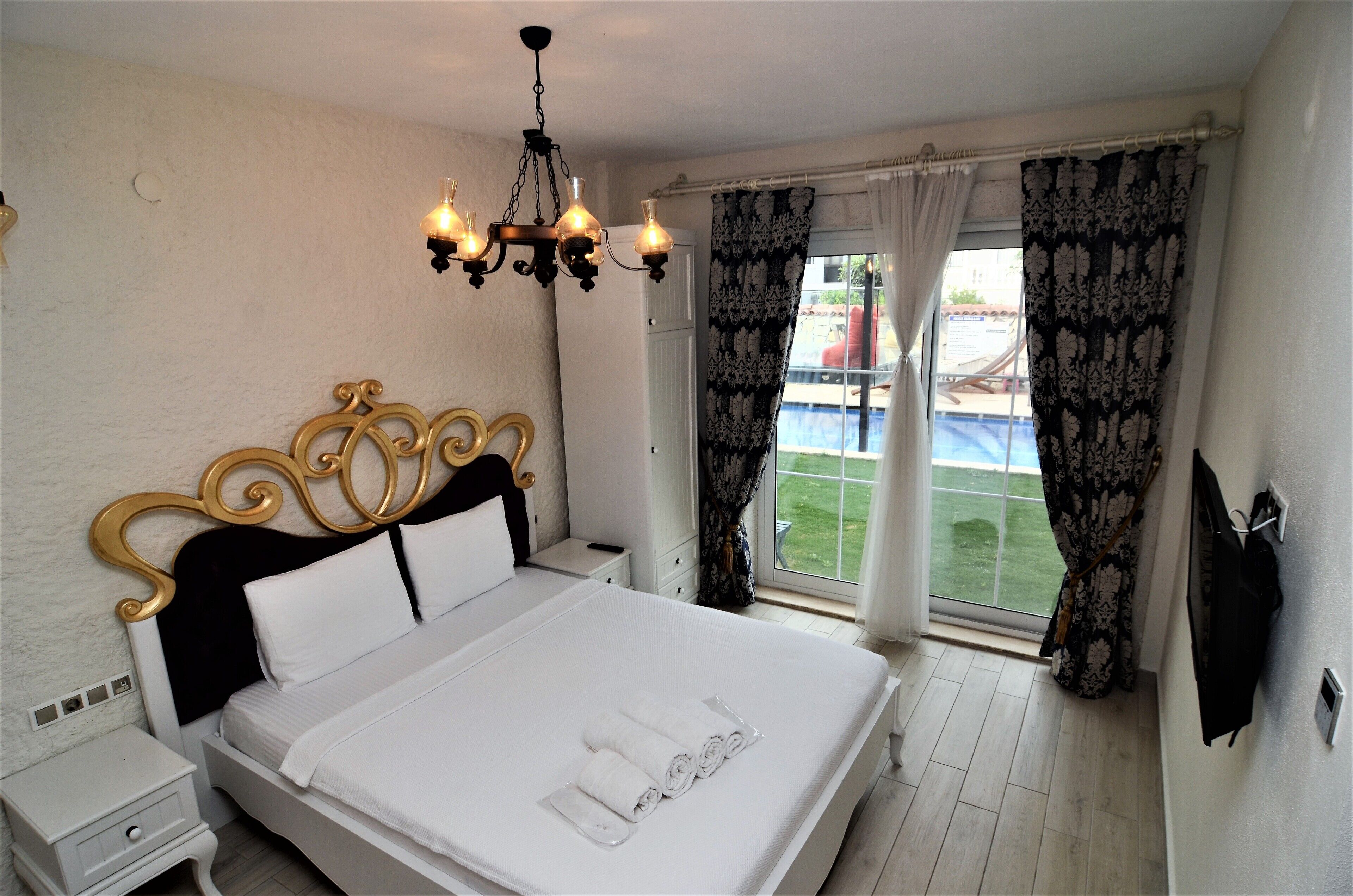 Quarto triplo standard, vista para a piscina | Roupas de cama de algodão egípcio, roupas de cama premium, frigobar