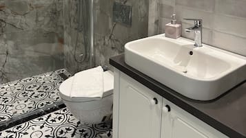 Quarto Triplo Superior, 1 quarto | Roupa de alta qualidade, minibar, cofre com capacidade para portátil