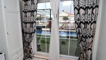 Quarto Triplo Standard, vista para a piscina | Lençóis de algodão egípcio, roupa de alta qualidade, minibar