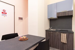 Geladeira, micro-ondas, cooktop, cafeteira/chaleira