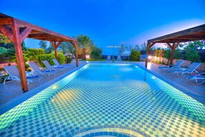 Piscina exterior, uma piscina transbordante, guarda-sóis 