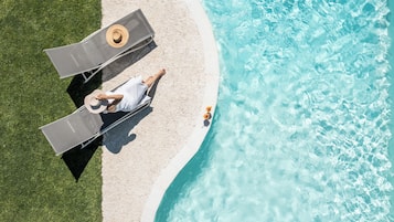 Piscina externa sazonal, espreguiçadeiras