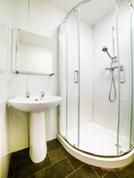 Quarto standard, várias camas (Family of 3) | Banheiro | Secador de cabelo (mediante solicitação), toalhas de banho