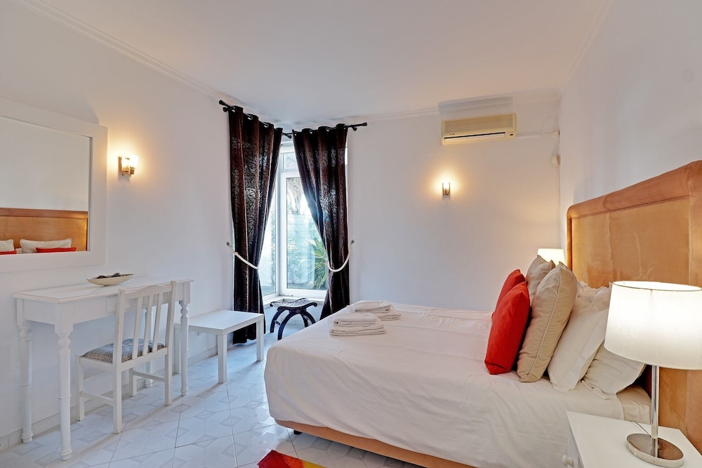 Stunning 4 Large Bed 4 Bath + Heated Pool Nr Garrao, Ancao Beaches + Val Do Lobo - Faro District
