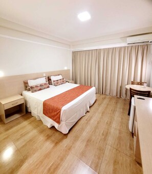 Quarto casal luxo, 1 cama de casal | Frigobar, cofres nos quartos, escrivaninha, cortinas blackout