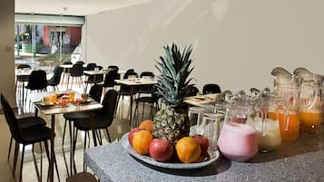 Café da manhã com buffet grátis todos os dias